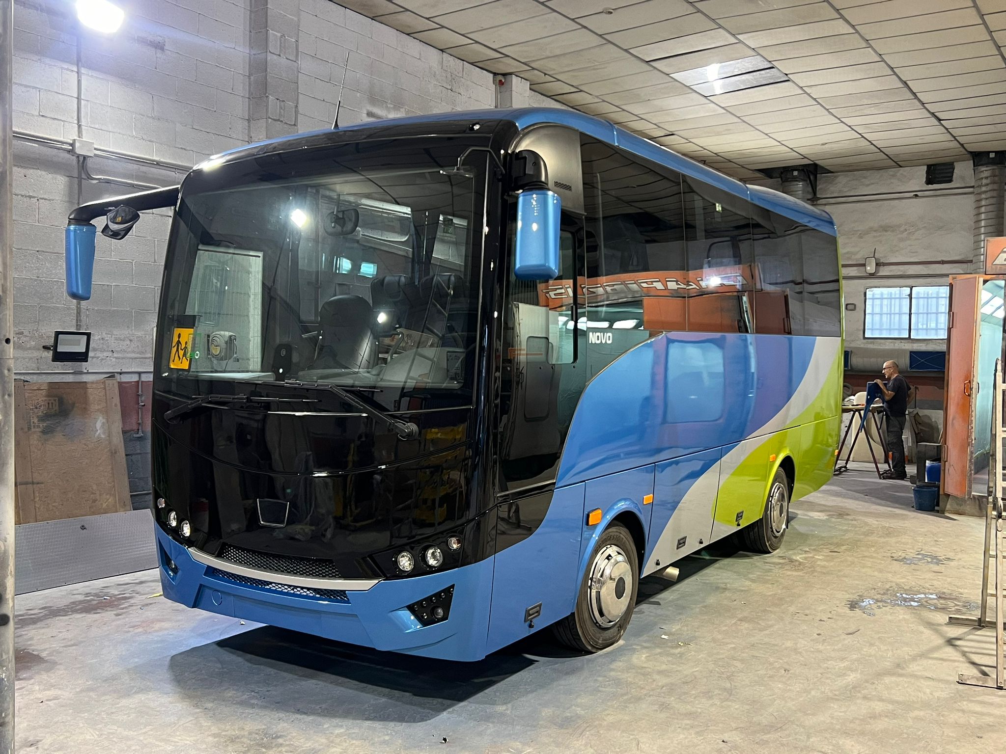 Mateos Bus refuerza su flota con un nuevo midibús ISUZU NOVO, mejorando ...